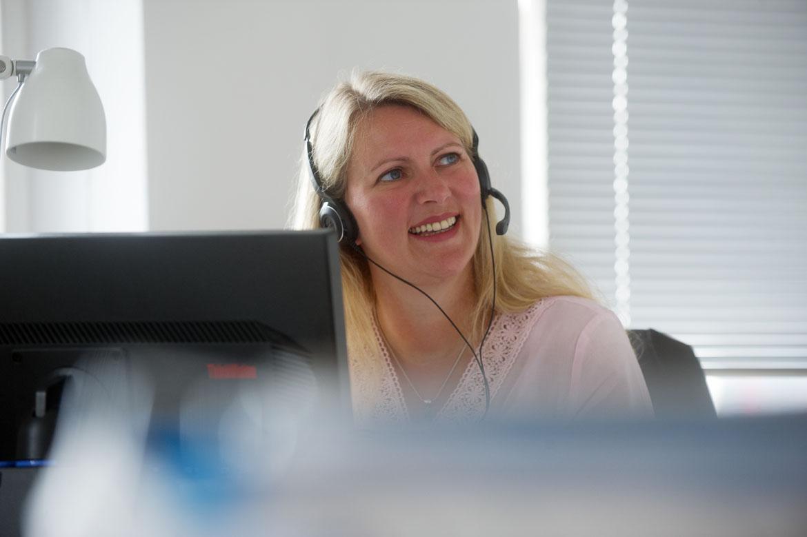 Verbraucherzentrale Hamburg: Mitarbeiterin am Telefon ...